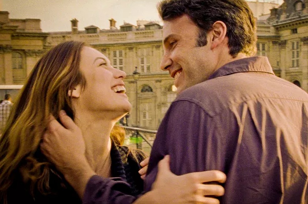 Bond Girl ucraniana arrasa em prêmio por look bicolor decotado e metade ...