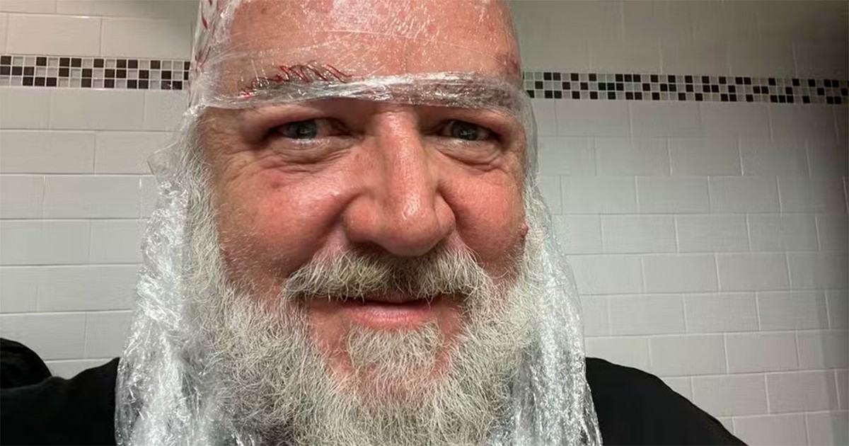 Russell Crowe choca fãs ao mostrar primeira 'ida ao barbeiro' em cinco ...