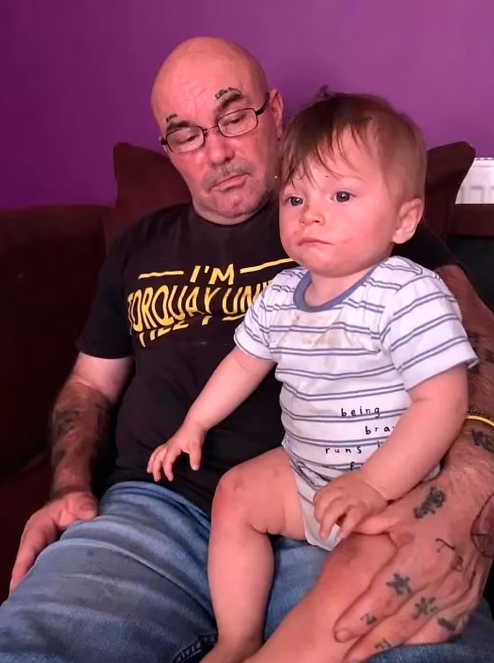 Vídeo comovente mostra aniversário de criança encontrada morta ao lado ...