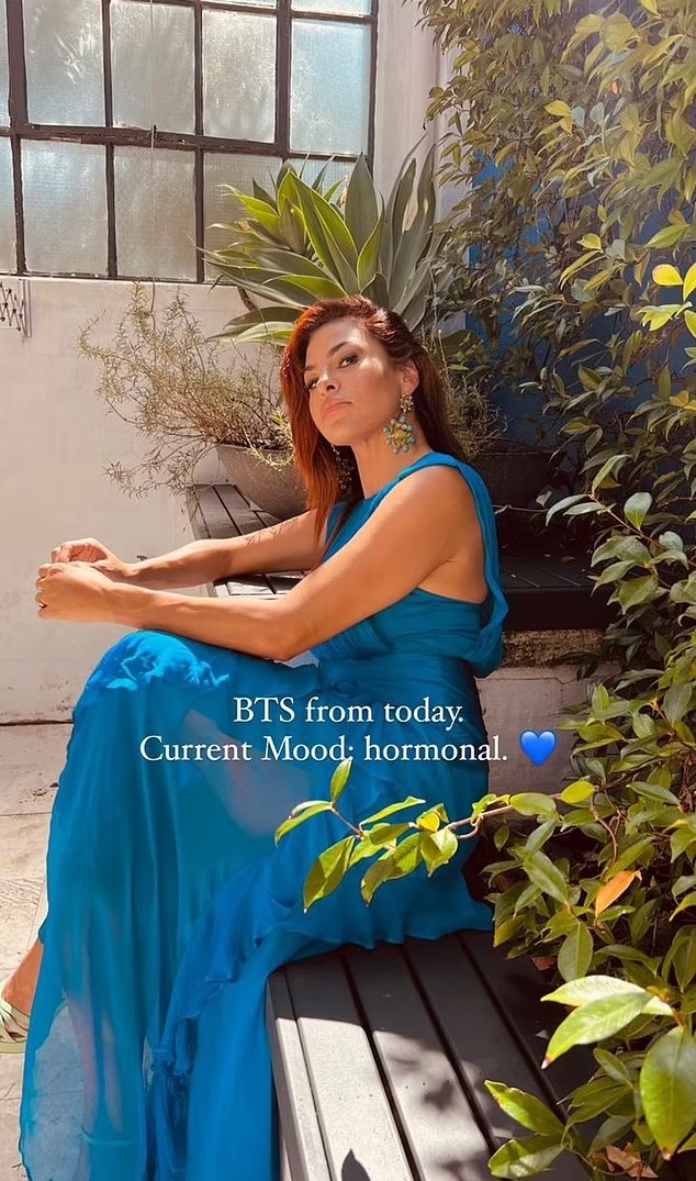 Eva Mendes surpreende fãs com cabelão vermelho e 'culpa' hormônios