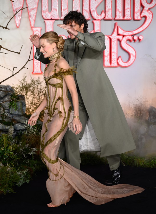 Margot Robbie diz que Jacob Elordi a levantou só com uma mão e a beijou ...
