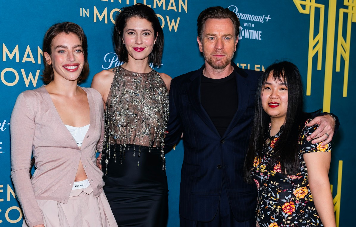 Ewan McGregor sela paz familiar ao ir a red carpet com atual mulher e ...