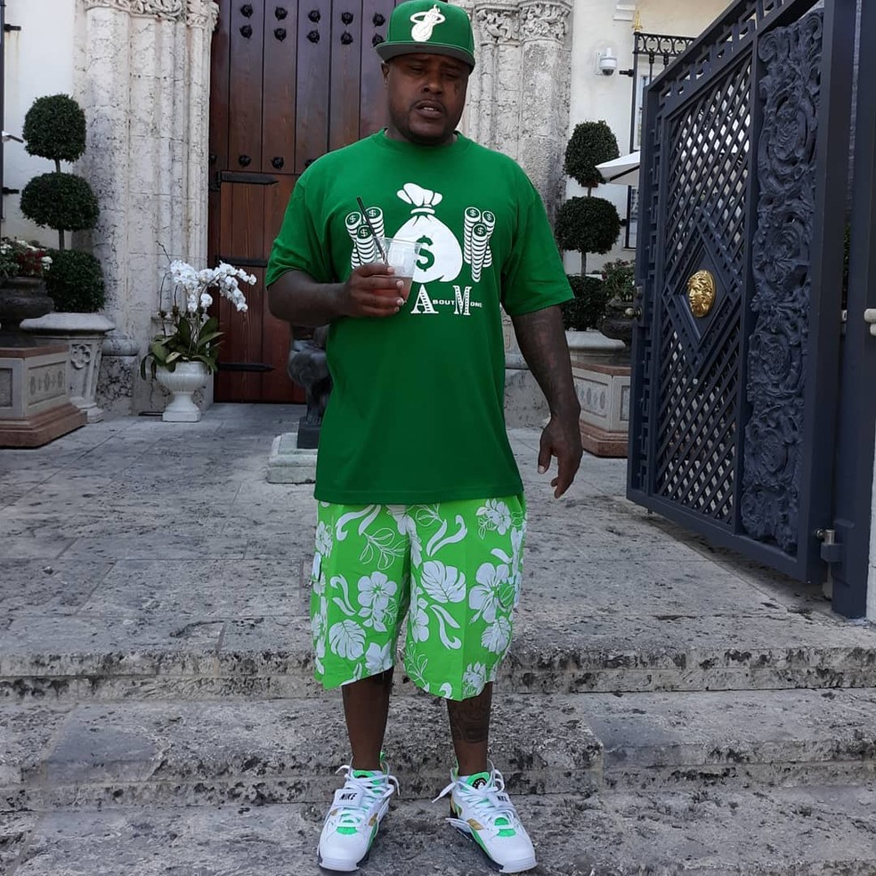 Rapper dispara revólver sem querer dentro do próprio bolso durante ...