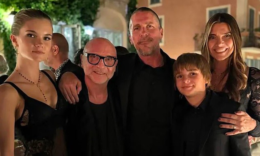 Christian Bale posa com os filhos em foto raríssima de família