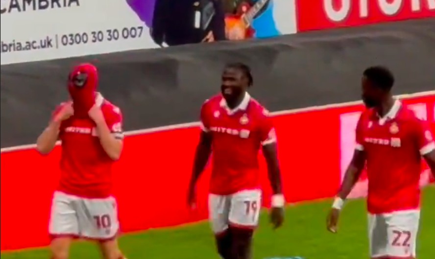 Jogador do time de Ryan Reynolds que teve pulmão perfurado comemora ...