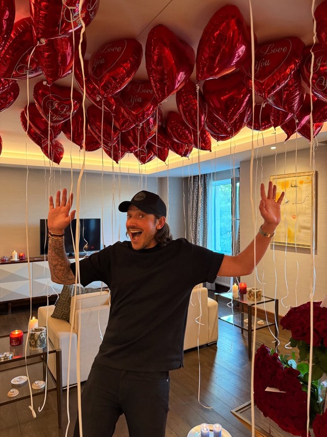 Ex-estrela da Disney sofre enxurrada de críticas ao se ajoelhar para pedir noivo em casamento ...