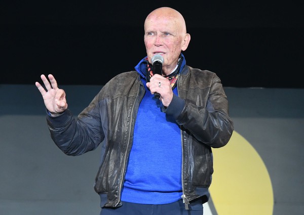 Peter Weller, ator do clássico 'RoboCop', faz aparição rara e aparência ...