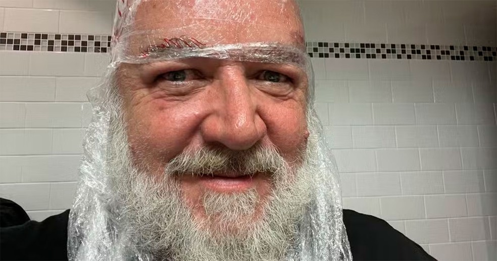 Russell Crowe choca fãs ao mostrar primeira 'ida ao barbeiro' em cinco ...