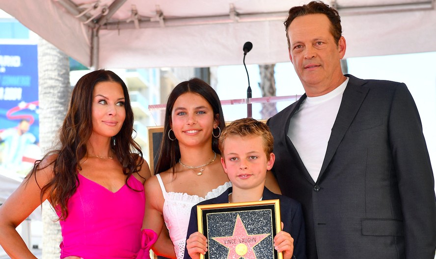 Vince Vaughn faz aparição raríssima com seus dois filhos e esposa em ...