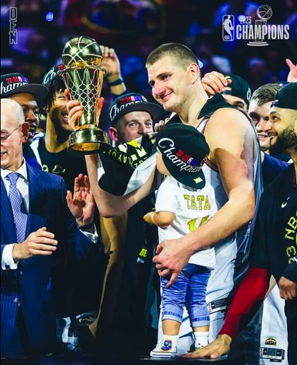 Jokic arrasta companheiro para dentro de piscina para celebrar título da NBA e vídeos viralizam ...