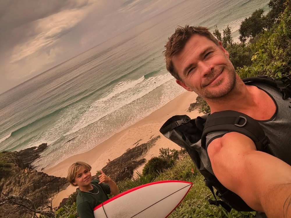 Chris Hemsworth, o Thor da Marvel, dá show no surfe e impressiona web: 'Melhor que o Aquaman'