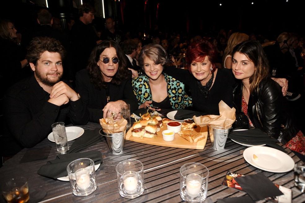 Família de Ozzy Osbourne lança camiseta para detonar Roger Waters após ...