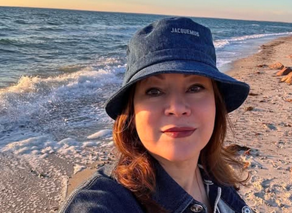 Jennifer Tilly Atriz De A Noiva Do Chucky Posa Nua E Sem Retoques Na Piscina E é Aclamada