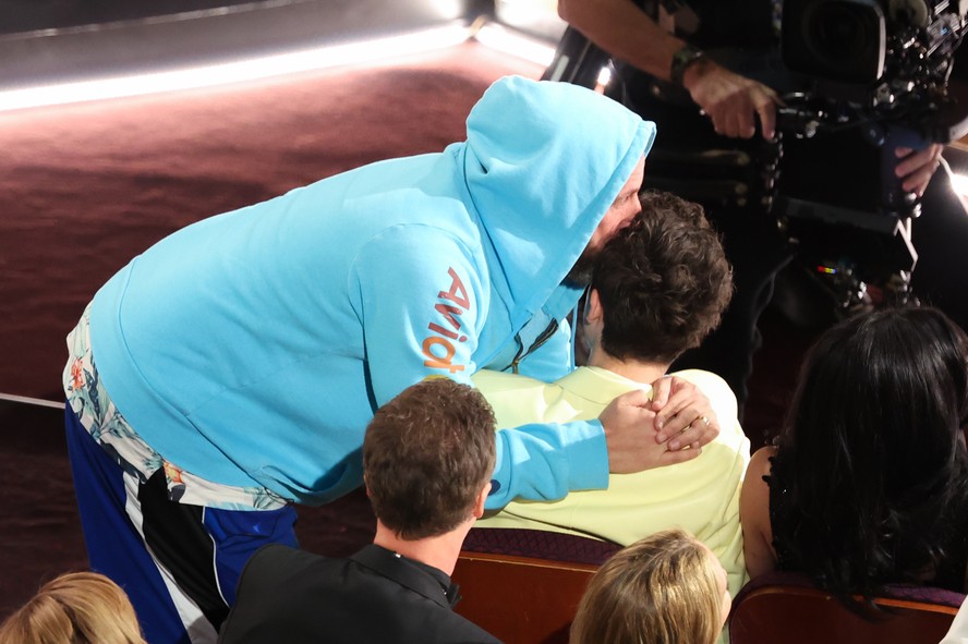 A teoria de que a participação de Adam Sandler no Oscar, com 'beijo ...