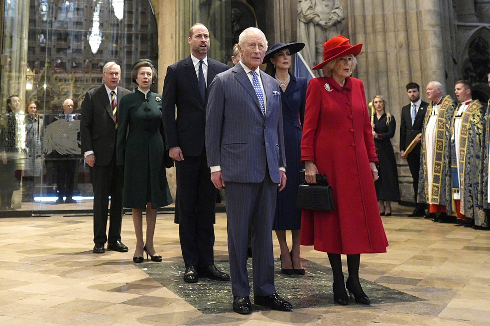 Princesa Anne, irmã de Charles, evita beijinho com Kate Middleton em ...