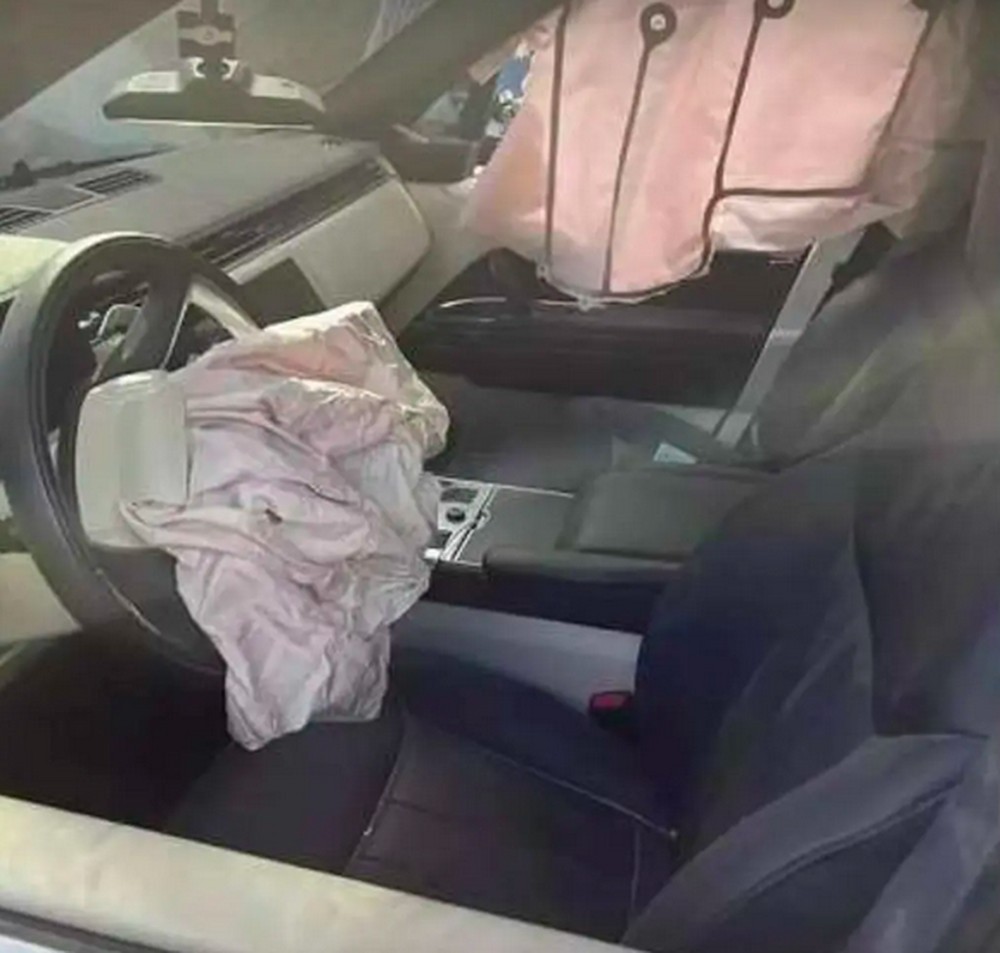 Carro batido de Kim Kardashian está à venda por quase 500 mil reais e ...