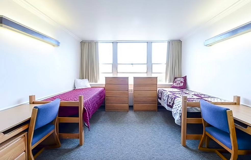 O dormitório 'simples' de Suri na faculdade, após deixar de deixar de ...