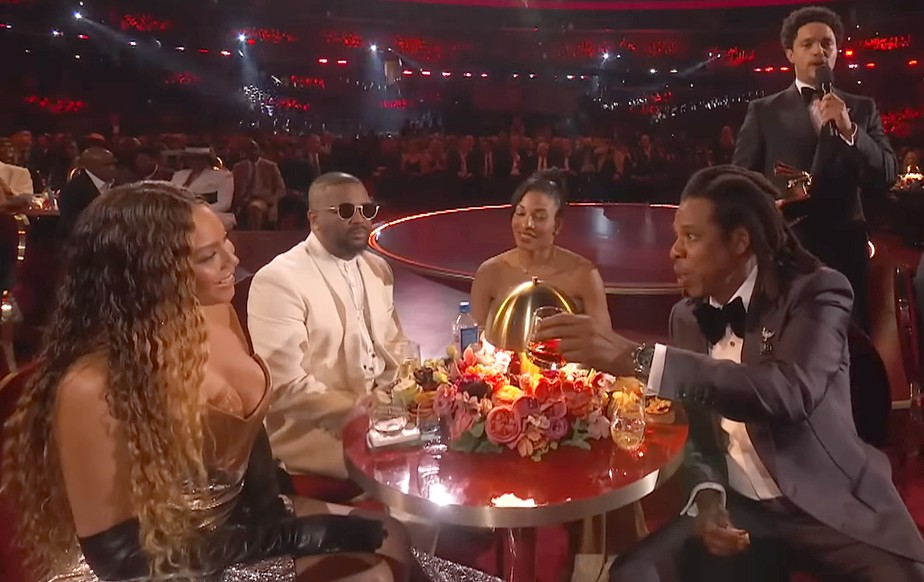 Beyoncé nega bebida de Jay-Z em Grammy e momento distraído do rapper ...