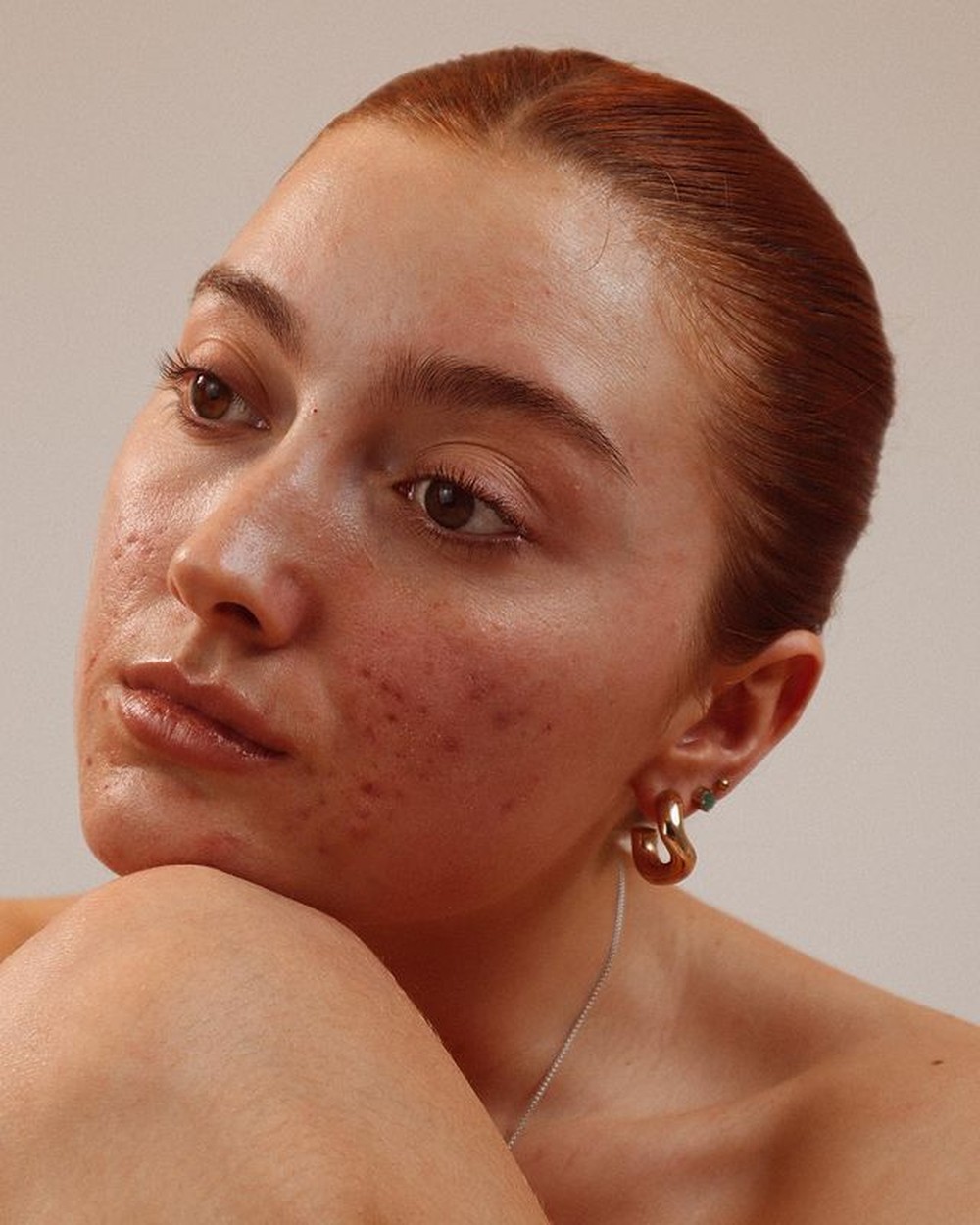 Influencer body positive posa completamente nua para provar 'magia de ...