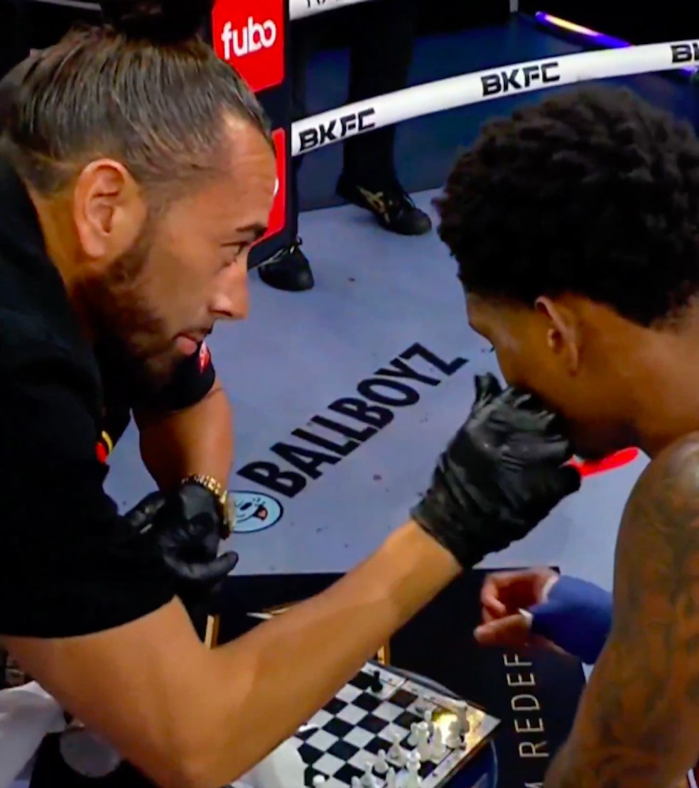 Pugilista choca mundo do boxe ao jogar xadrez com treinador entre rounds e vencer luta ...