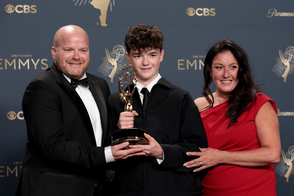 Flagra de bastidores mostra pais comemorando Emmy histórico com Owen ...