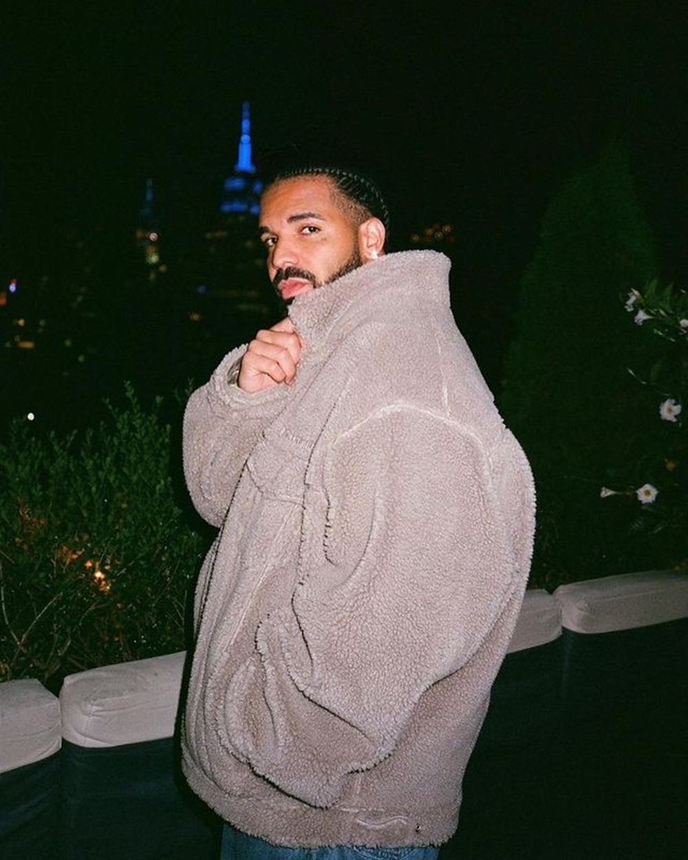 Após ser rotulado de 'cafona', Drake se explica por colar de 42 ...