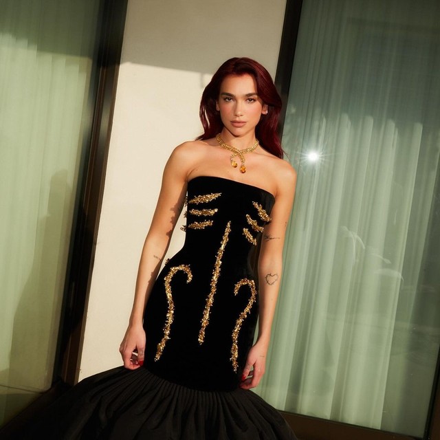 Dua Lipa choca ao revelar que look apertadíssimo não a deixava sentar ...