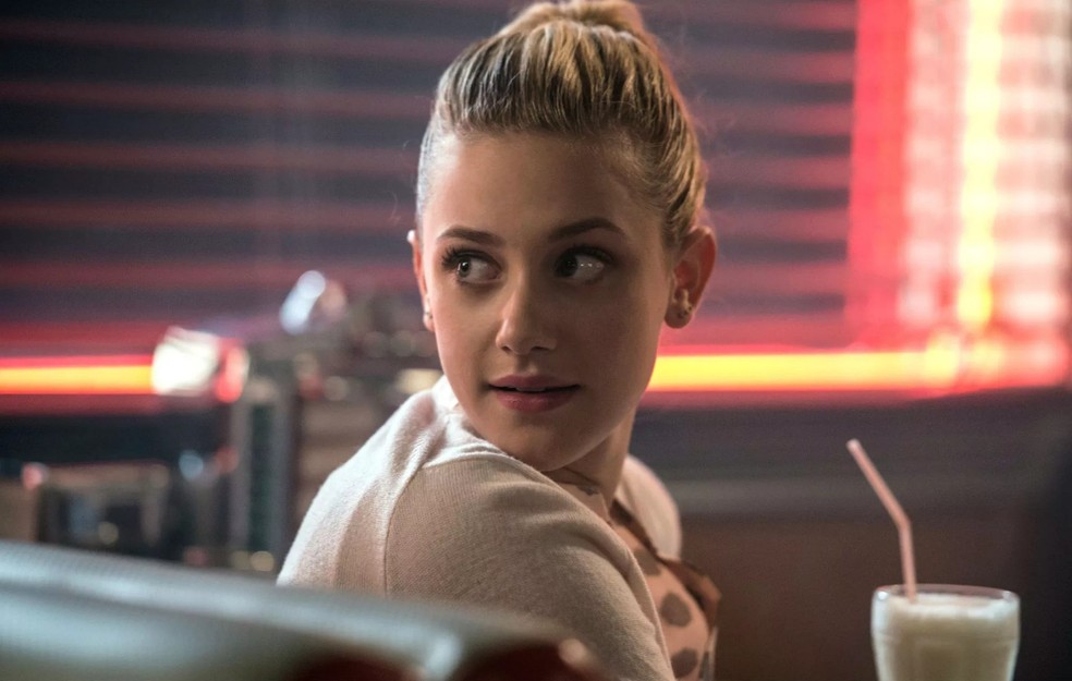 Lili Reinhart, estrela de 'Riverdale', causa ao revelar sua red flag e único tipo de homem que ...