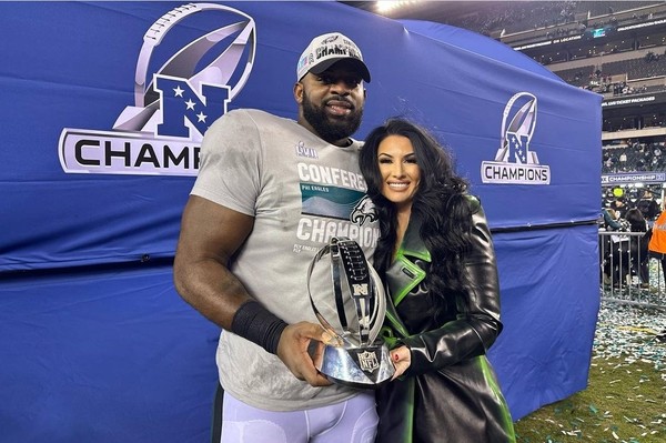 Namorada de craque do Eagles diz ficar honrada por ser eleita 'primeira ...