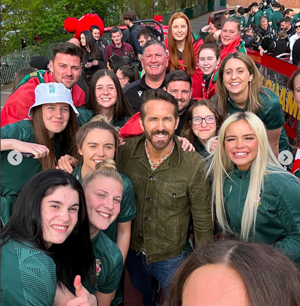 Ryan Reynolds sobe em ônibus e se emociona com festa de acesso de time ...