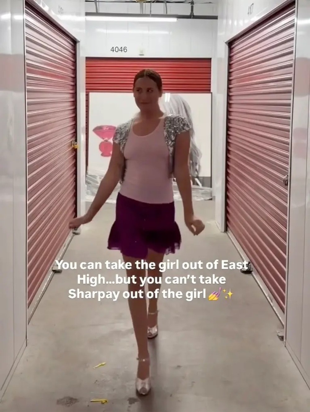 Ashley Tisdale encanta fãs ao posar com looks icônicos de 'High School ...