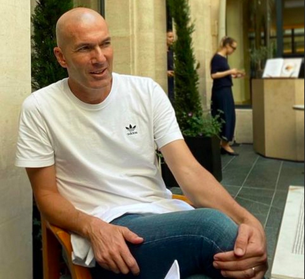 Zidane ressurge 'disfarçado' com barbinha e boina e foto viraliza nas ...