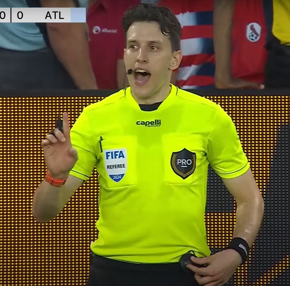 Árbitro 'trola' (e irrita) estádio inteiro ao anunciar decisão do VAR ...