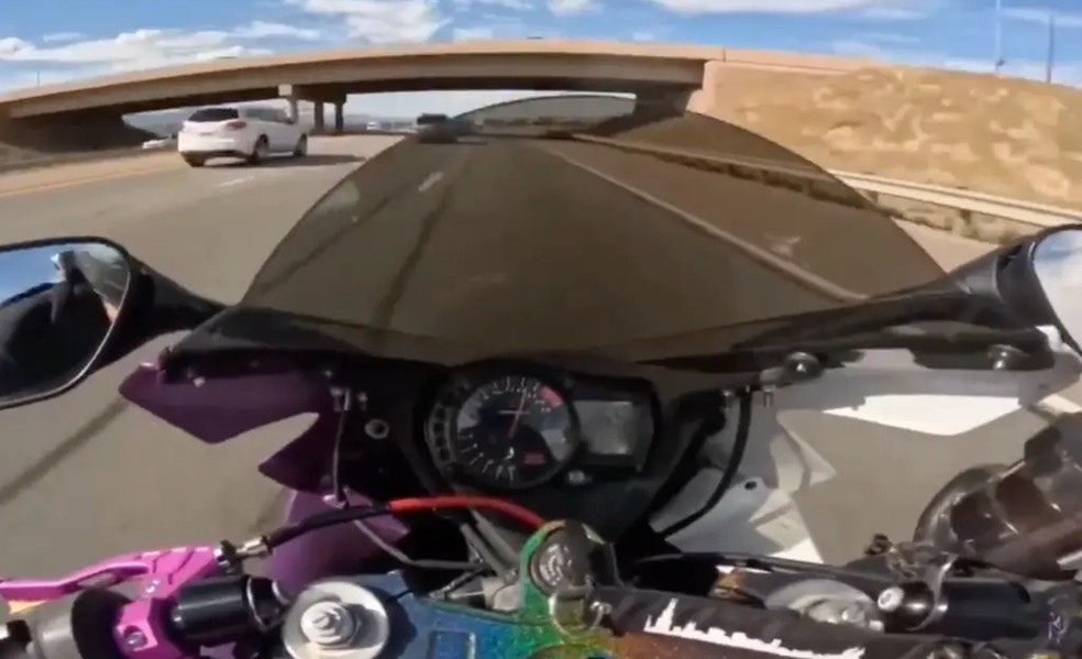 YouTuber é preso nos EUA após filmar a si mesmo dirigindo moto a 240 km ...