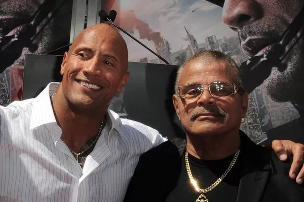 Mãe de Dwayne Johnson, o The Rock, se envolve em acidente feio de carro | Celebridades | Monet