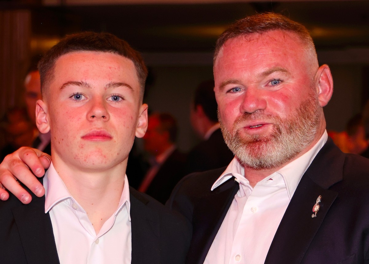 Motivo para Wayne Rooney ser proibido de assistir aos jogos do filho na ...