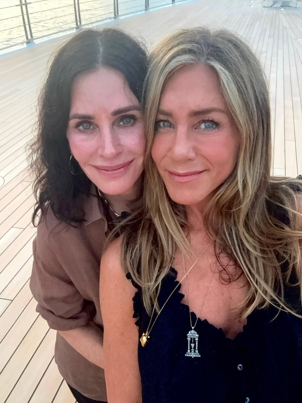 Jennifer Aniston e Courteney Cox posam juntas para selfie e levam fãs ...
