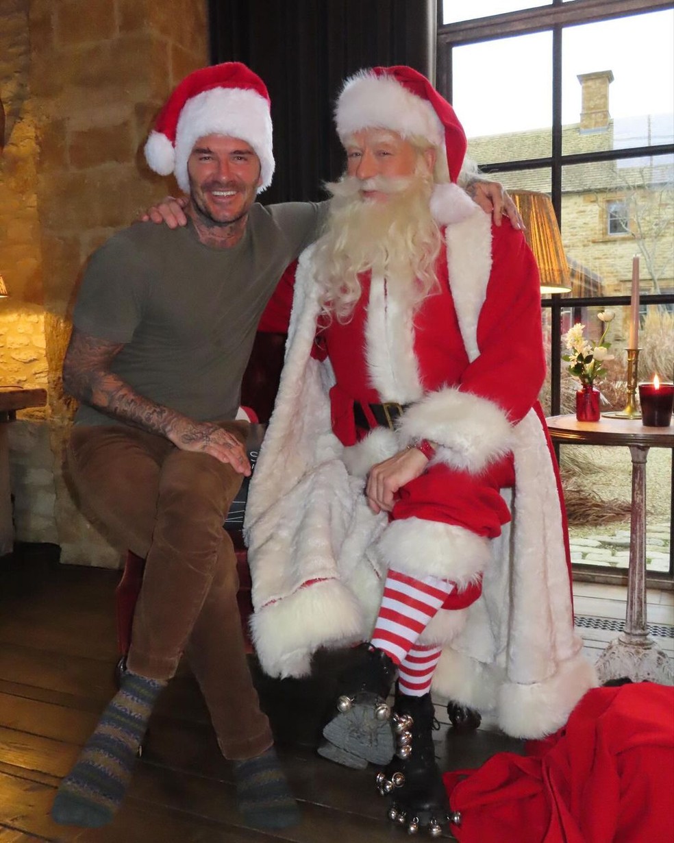 Victoria Beckham posa ao lado do Papai Noel e compartilha registros dos ...