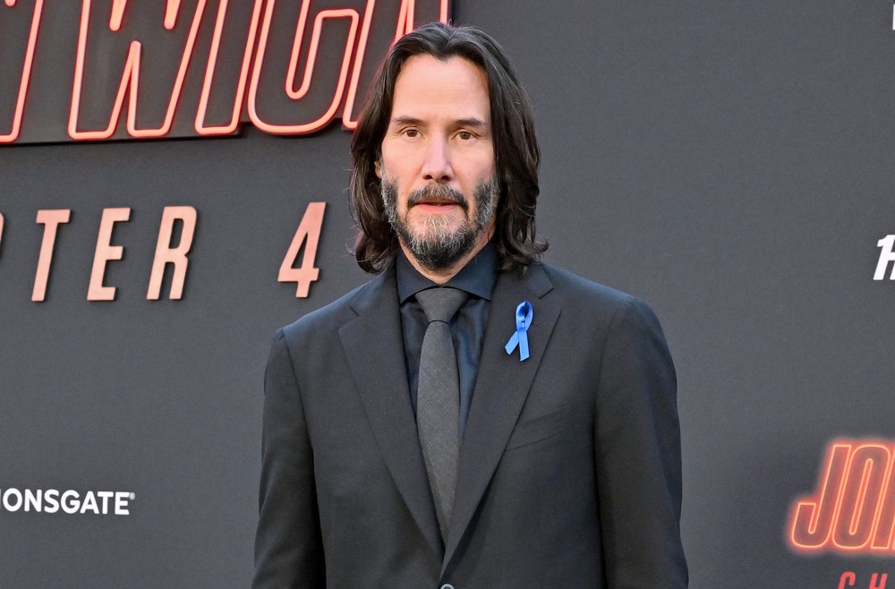 Keanu Reeves aparece sem cabelão e dá beijaço em namorada em meio a ...