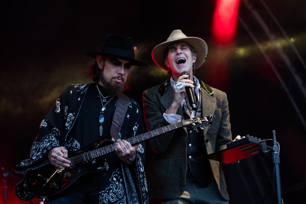 Integrantes do Jane's Addiction processam Perry Farrell, vocalista da ...