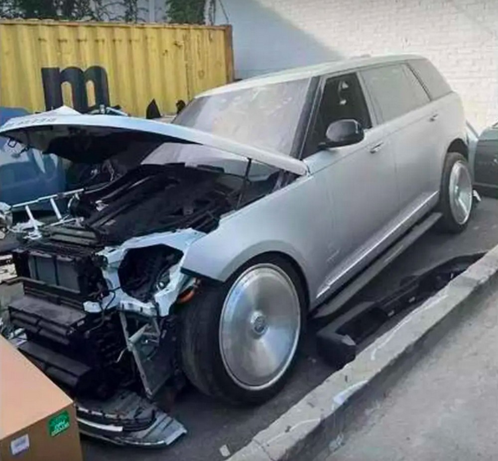 Carro batido de Kim Kardashian está à venda por quase 500 mil reais e ...