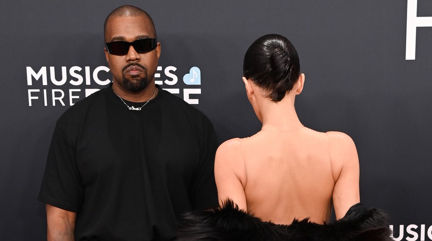 Leitura labial revela 'comandos' de Kanye West à esposa Bianca Censori para exibir look 100% ...