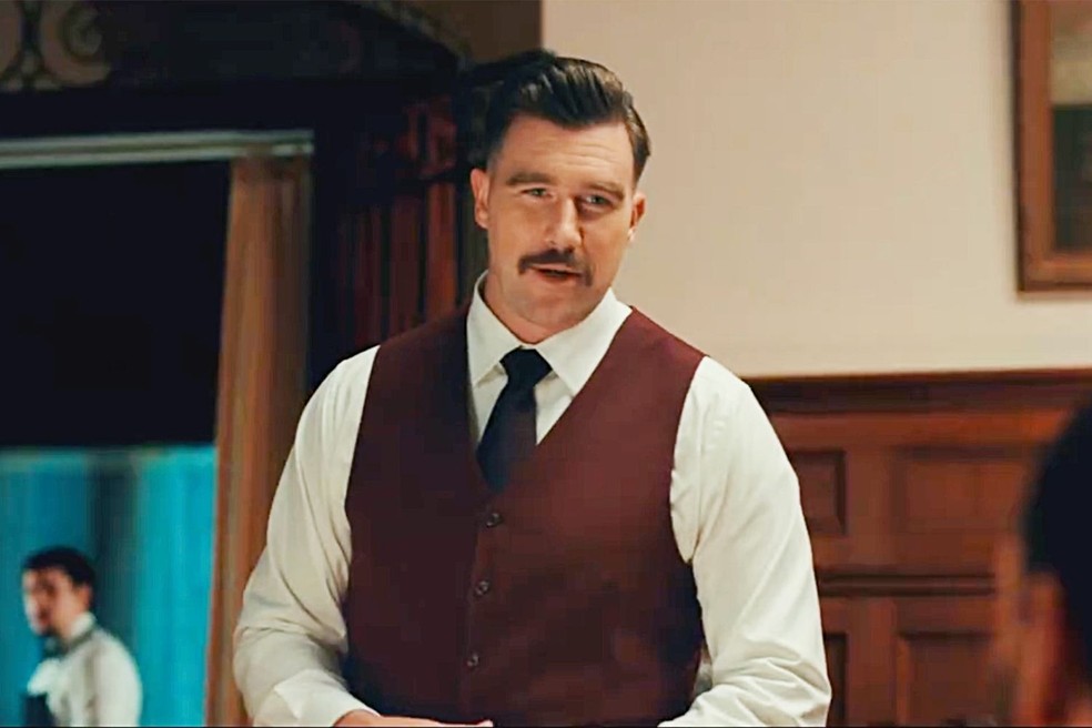 Travis Kelce aparece só de avental e tem mel espalhado no corpo por astro pop em filme com Adam ...