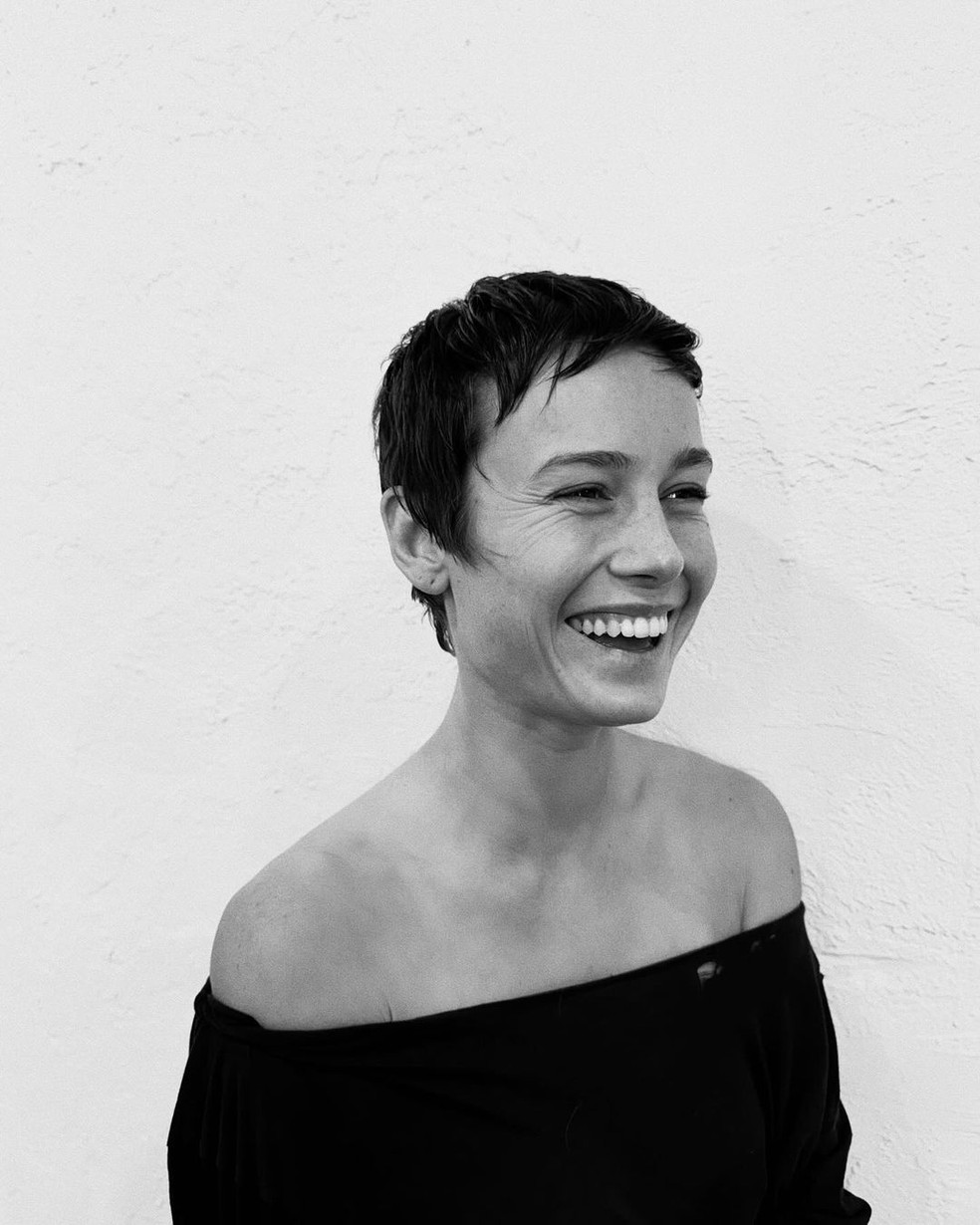 Brie Larson radicaliza no corte de cabelo para novo trabalho e choca fãs