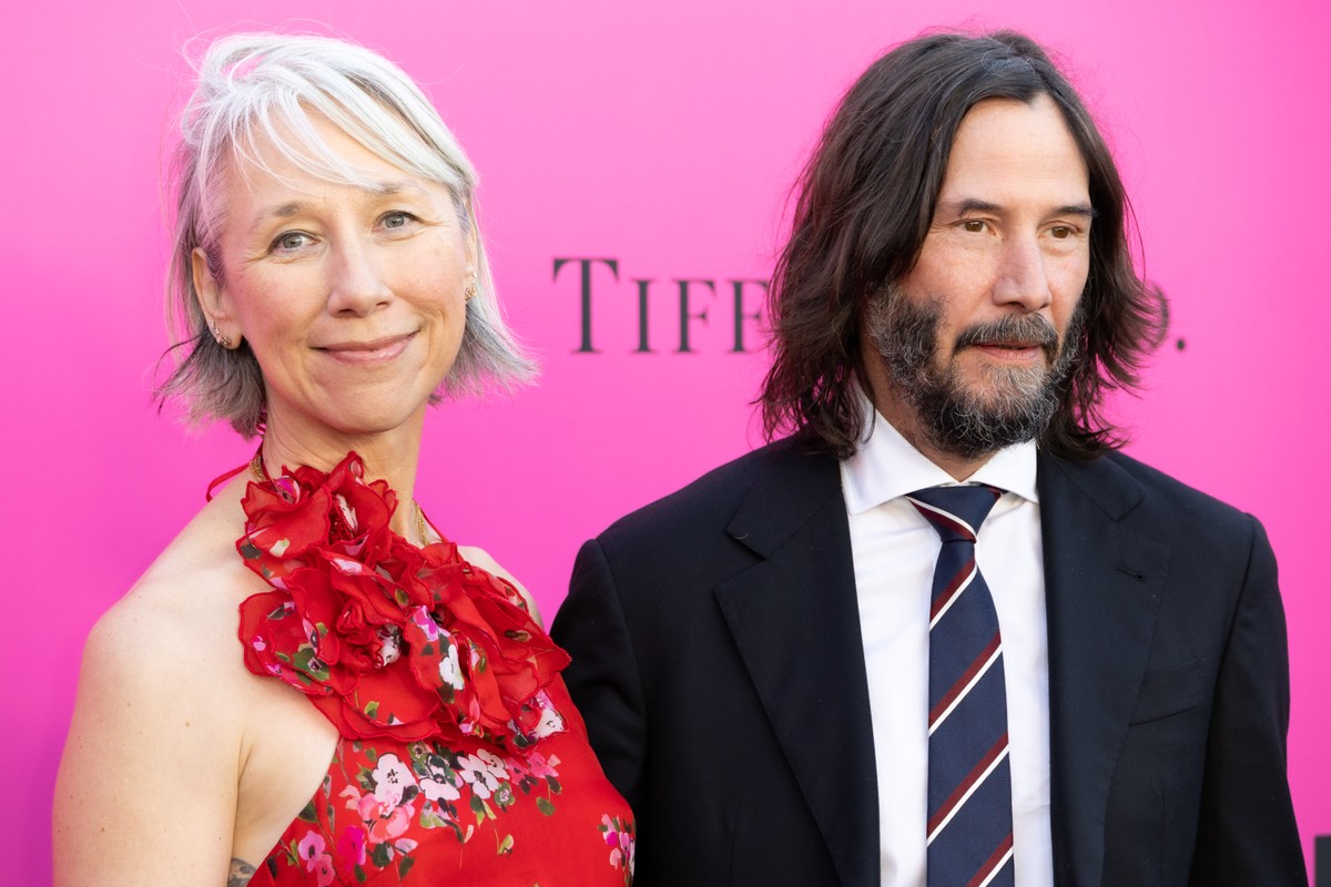 Keanu Reeves aceita pedido de casamento da namorada e planeja cerimônia ...
