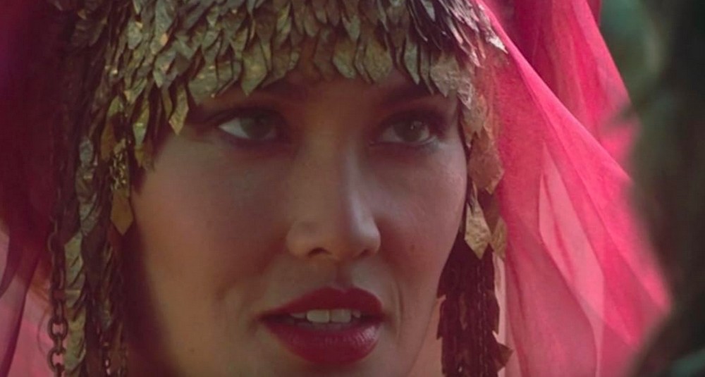 Tia Carrere, atriz do clássico 'Quanto Mais Idiota Melhor' e do novo ...