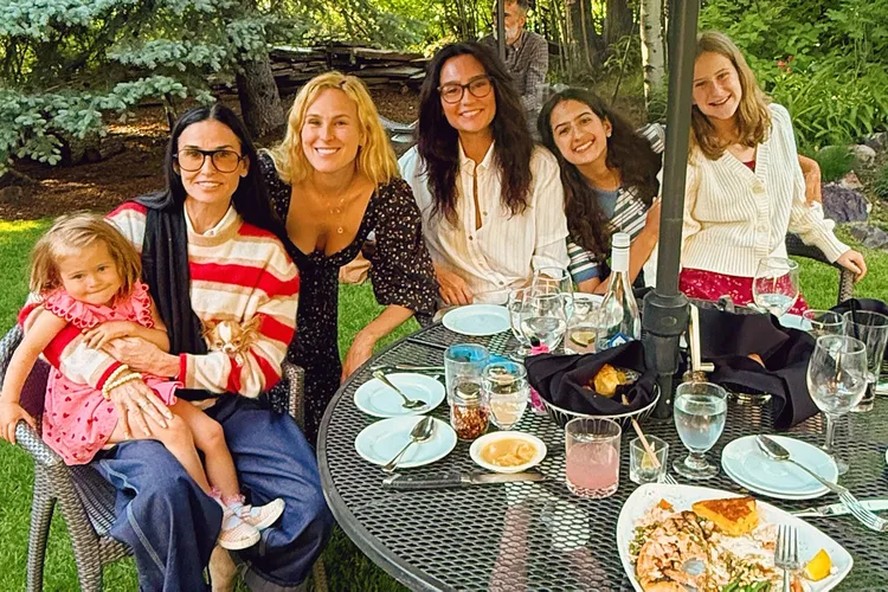 Demi Moore e filha mais velha comemoram aniversário da esposa de Bruce Willis e desfazem rumores ...