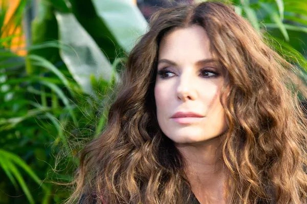 Sandra Bullock aparece publicamente pela primeira vez em um ano e posa ...