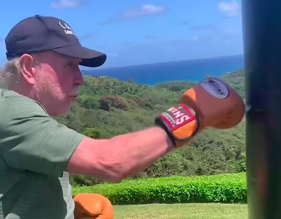 Chuck Norris impressiona fãs com forma física e pancadas em saco de ...