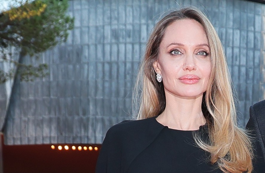 Angelina Jolie quer dar restart na sua vida amorosa como resposta à ...